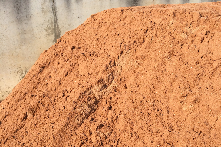 Sable rouge tamisé | Plateforme compostage et produits pour jardins ...